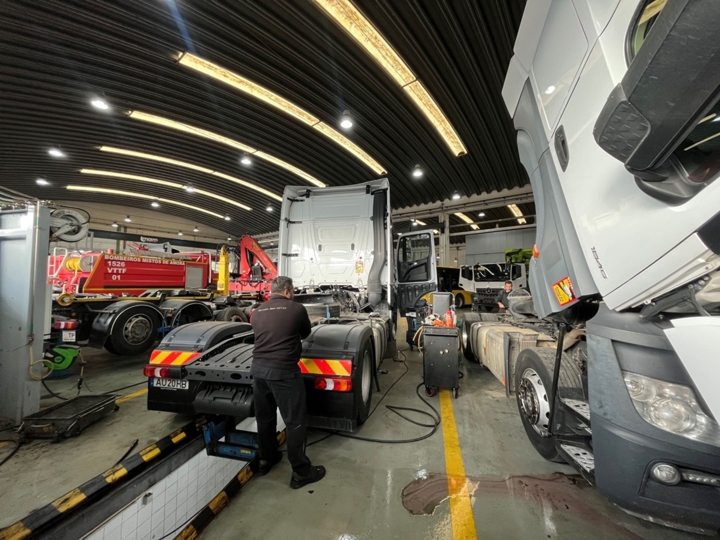 DAIMLER TRUCK RETAIL estreia sistema revolucionário da FUCHS em Portugal